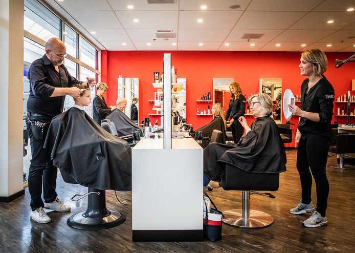Na coronastop merkt kapper Michel hoe sociaal zijn vak is: ‘Ik had die ...