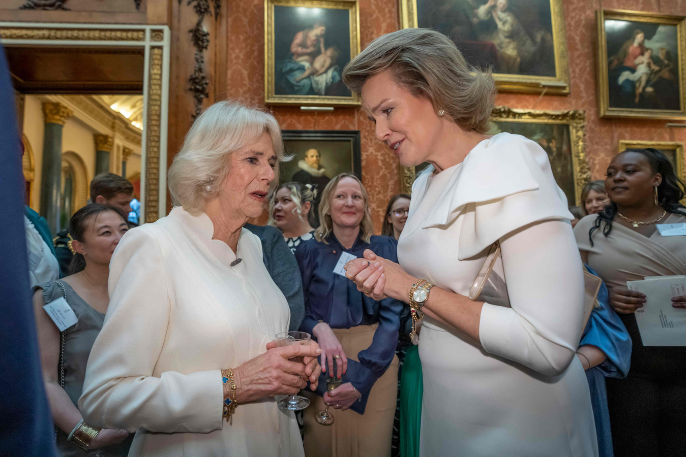Nieuwe biografie onthult het bewogen leven van koningin Mathilde: “Zij ...
