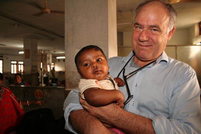 Plastisch chirurg Peter reist in vrije tijd de wereld over om kinderen ...