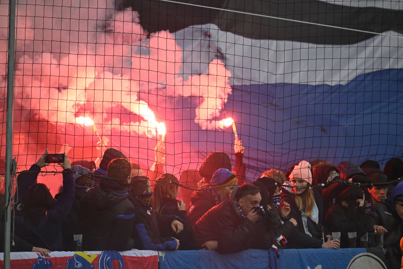 KIJK. Beelden tonen hoe hooligans Club Brugge frituur met Cercle-fans ...