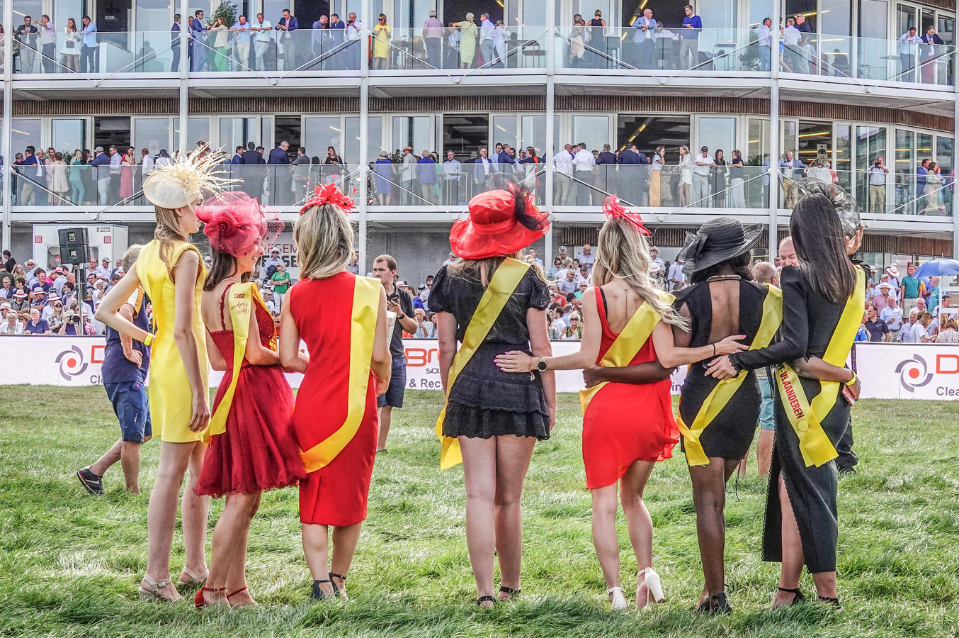 Waregem Koerse gaat van start met eerste race, Nicky De Frene (46) startte precies 30 jaar ...