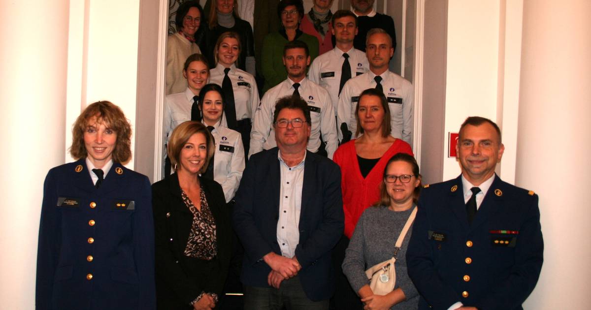 Nieuwe personeelsleden Politiezone Lokeren leggen eed af | Lokeren | hln.be