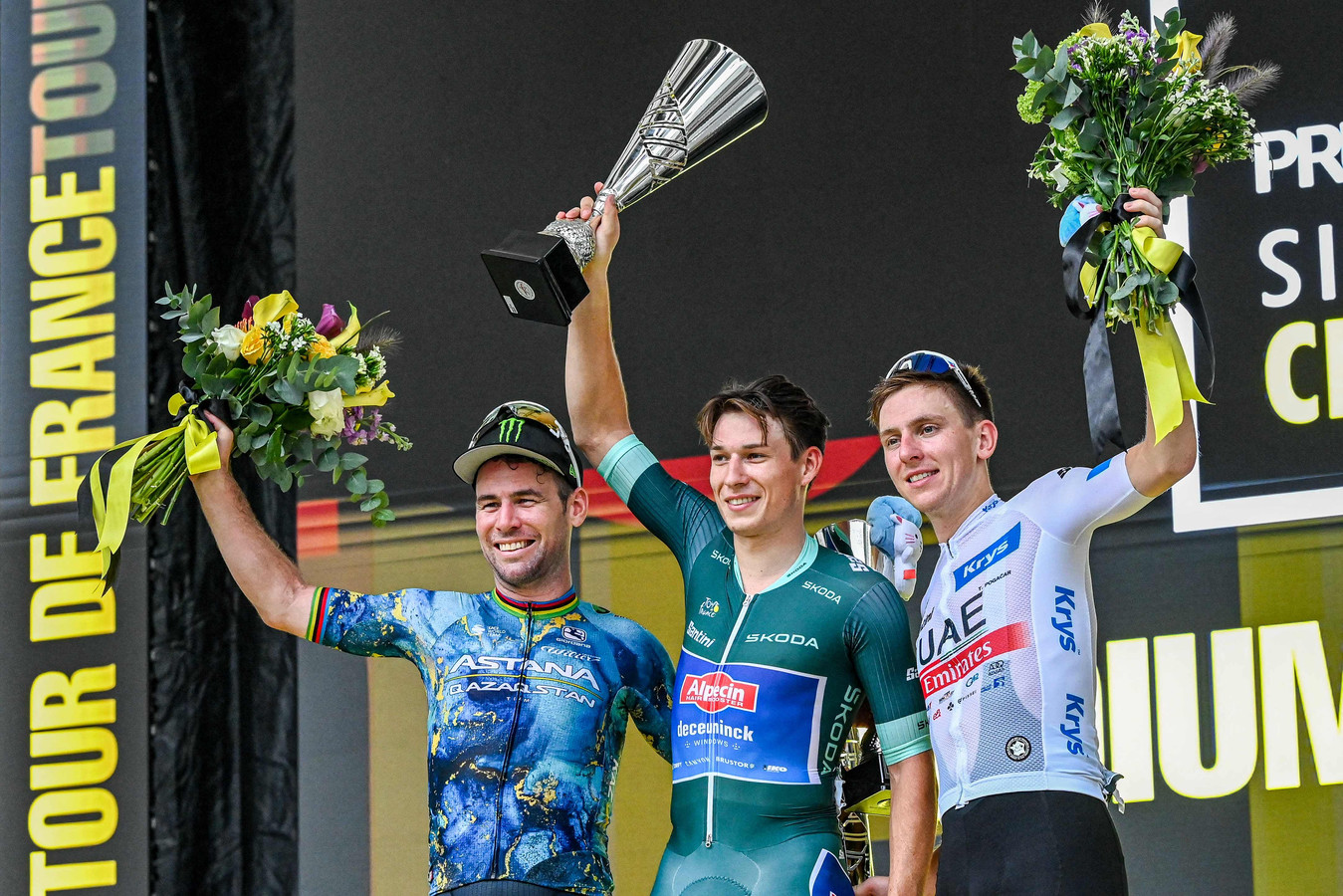 KIJK. Jasper Philipsen amuseert zich met Pogacar op criterium in ...