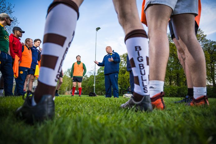 Geweld op het veld? Niet bij rugby: ‘Neusje-neusje met scheids levert ...