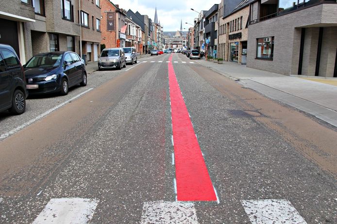 Rode lijn op Diestseweg moet fietsstraat verduidelijken | Geel | hln.be