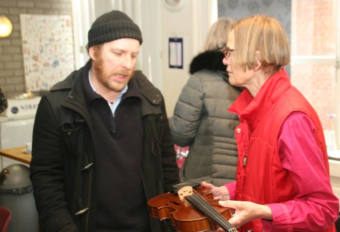 Gemaakt in Tilburg: Muzikant Max bezit een echte Jan van Gorp viool ...