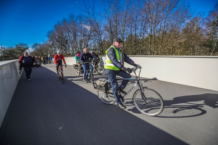 Eerste fietsbrug over Noord-Zuidverbinding geopend in Houthalen ... Eerste fietsbrug over Noord-Zuidverbinding geopend in Houthalen ...