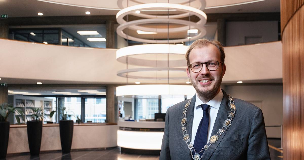 Geëmotioneerde Mark Boumans zes jaar langer burgemeester van Doetinchem ...