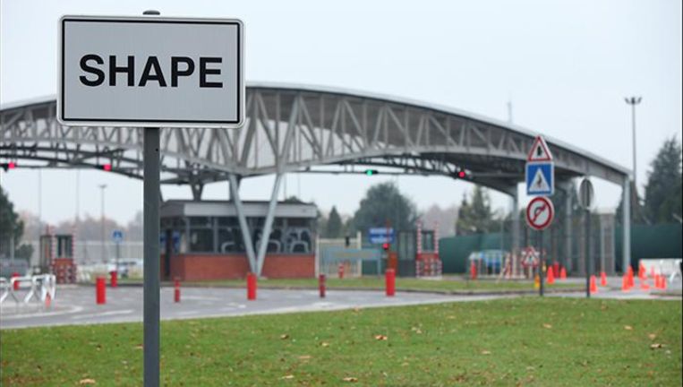 Zeven verstekelingen ontdekt in verhuiswagen nabij NAVO-hoofdkwartier ...