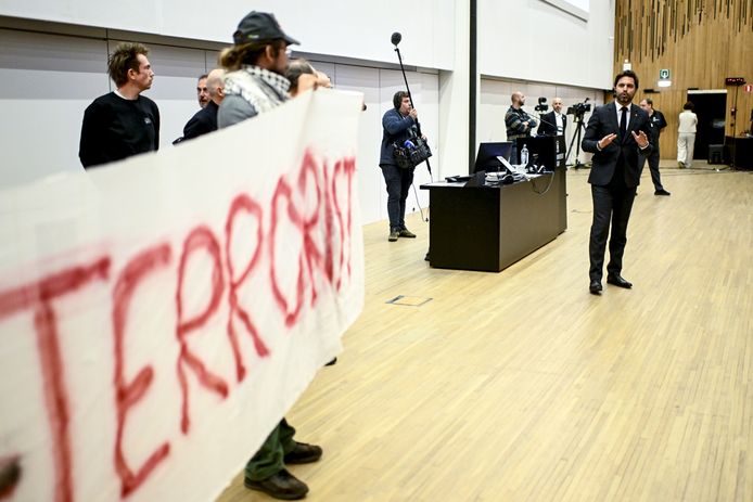 KIJK. Bouchez met veel lawaai onderbroken door manifestanten tijdens ...