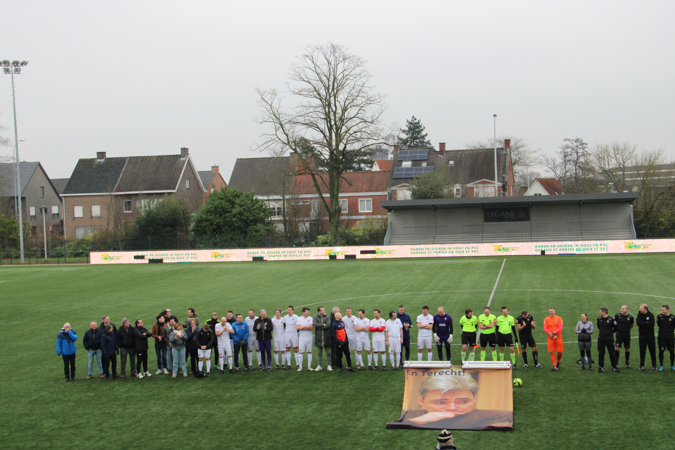 Benefietwedstrijd eert overleden voetbalcoach Peter Devos (55): “Het ...