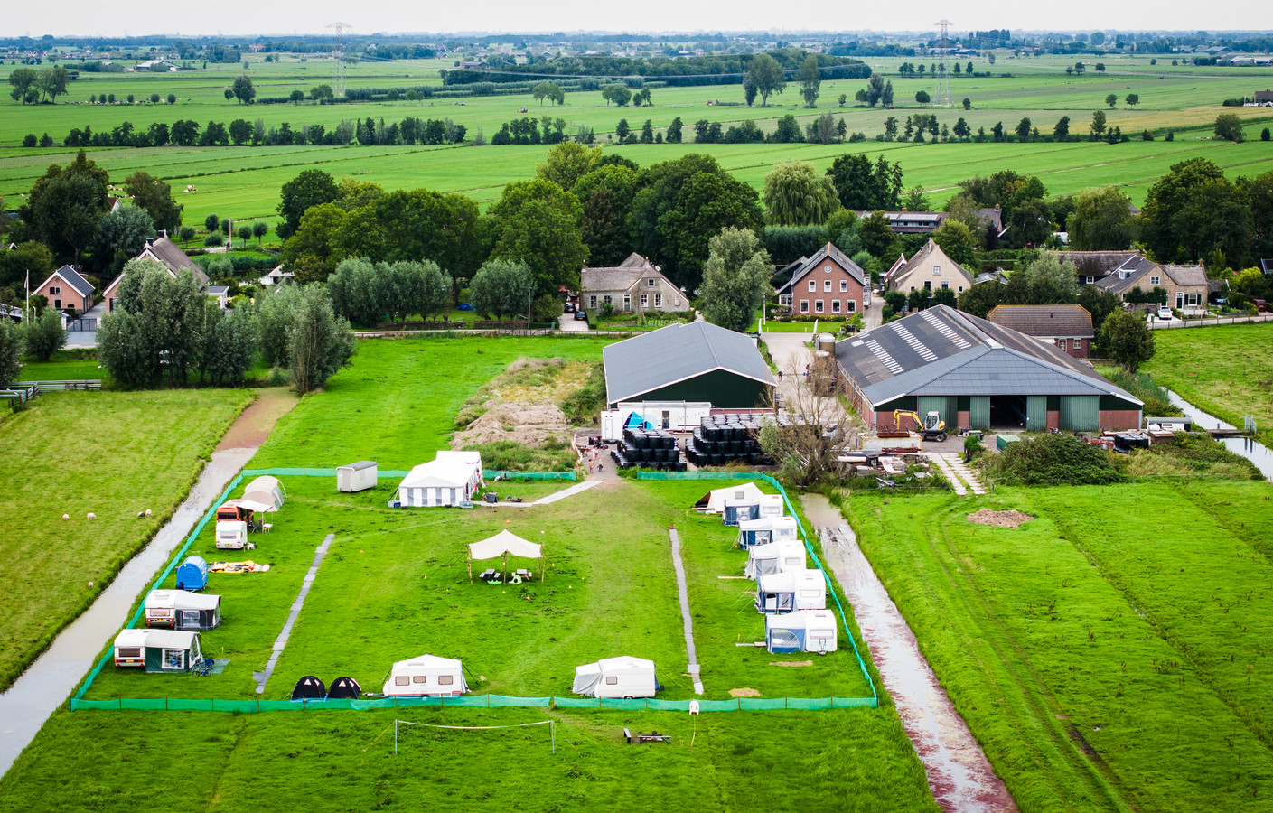 Krap bij kas, maar toch op vakantie: op het weiland van boer Evert kon ...