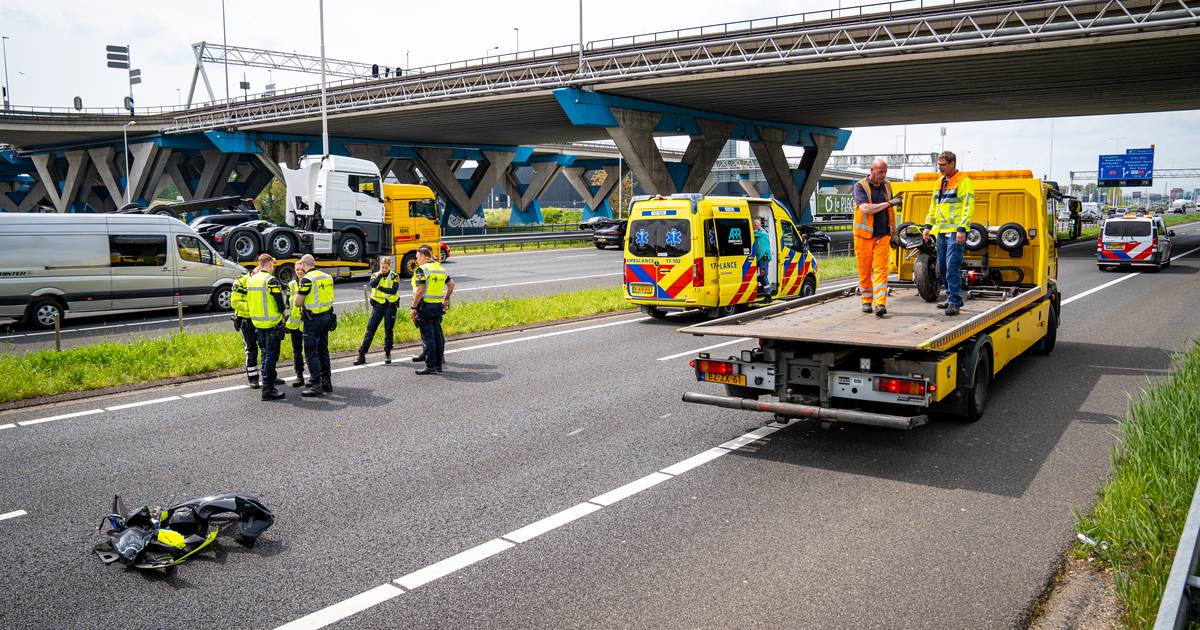 Motorrijder raakt zwaargewond bij eenzijdig ongeval op de A15 | Rotterdam | AD.nl