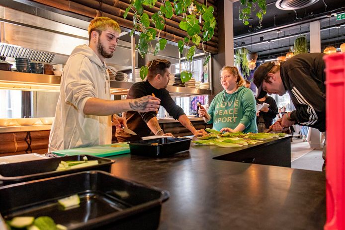 Eten en een peptalk van sterrenchef De Rozario voor jonge bewoners van ...