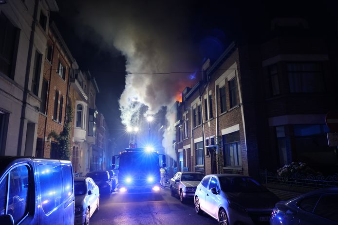Drie woningen vernield bij uitslaande brand, 14 personen uit omliggende ...