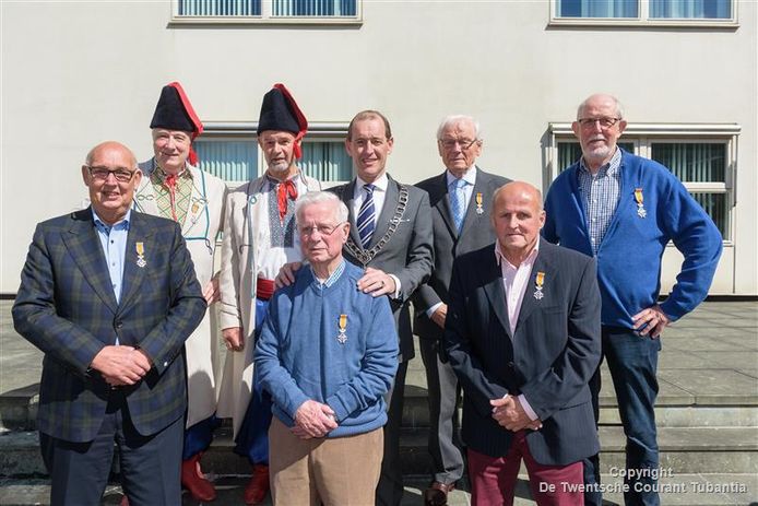 Een 'groene' ridder en nog zes lintjes in Hengelo | Hengelo | tubantia.nl