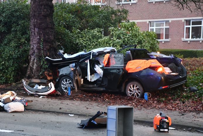 Brandweer moet twee inzittenden bevrijden na zwaar ongeval in Reet | Rumst | hln.be