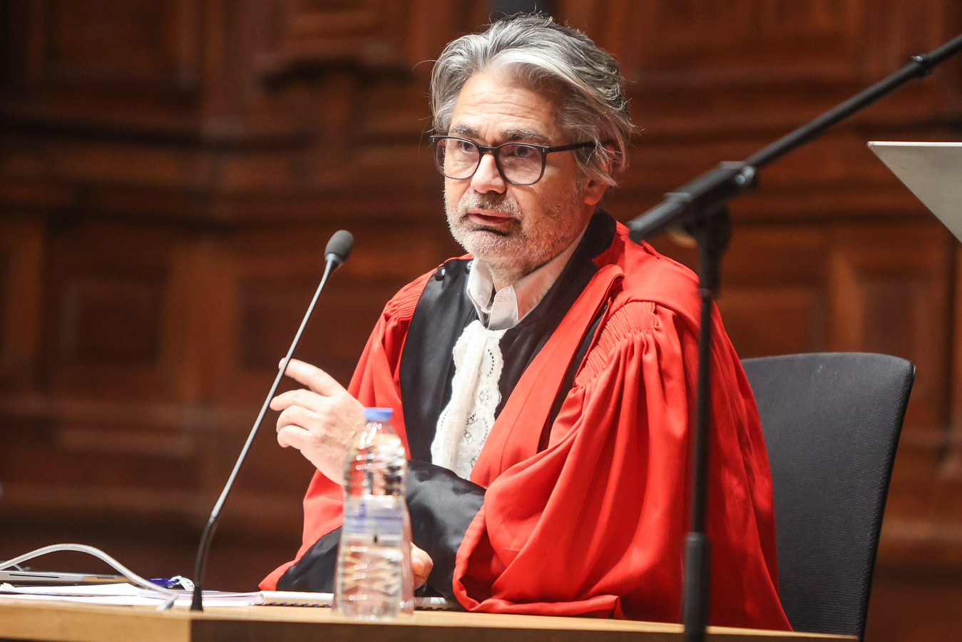 ASSISEN. Eerste procesdag van de villamoord: “Rechtshandigheid sluit ...