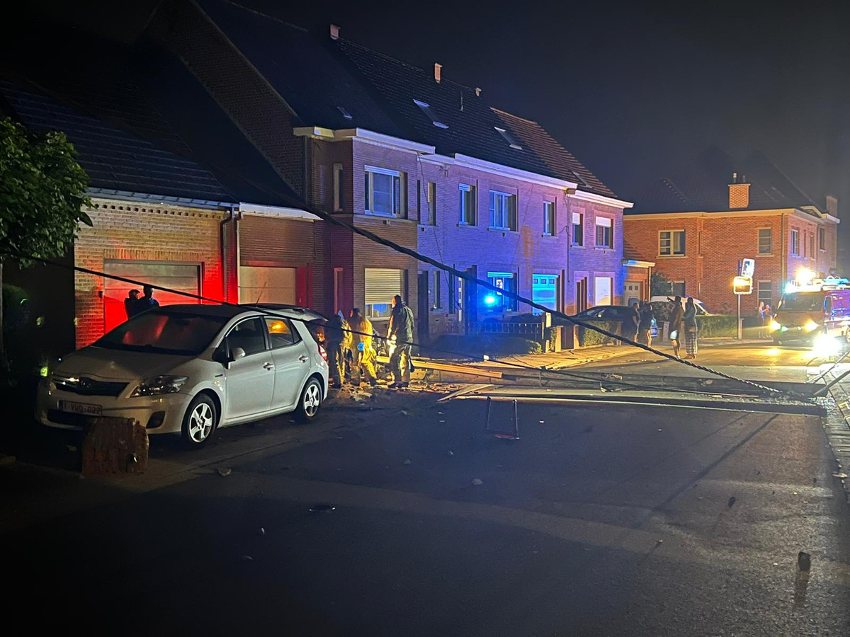 Bestuurder mist bocht en richt ravage aan in Ressegemstraat | Foto | hln.be Bestuurder mist bocht en richt ravage aan in Ressegemstraat | Foto | hln.be