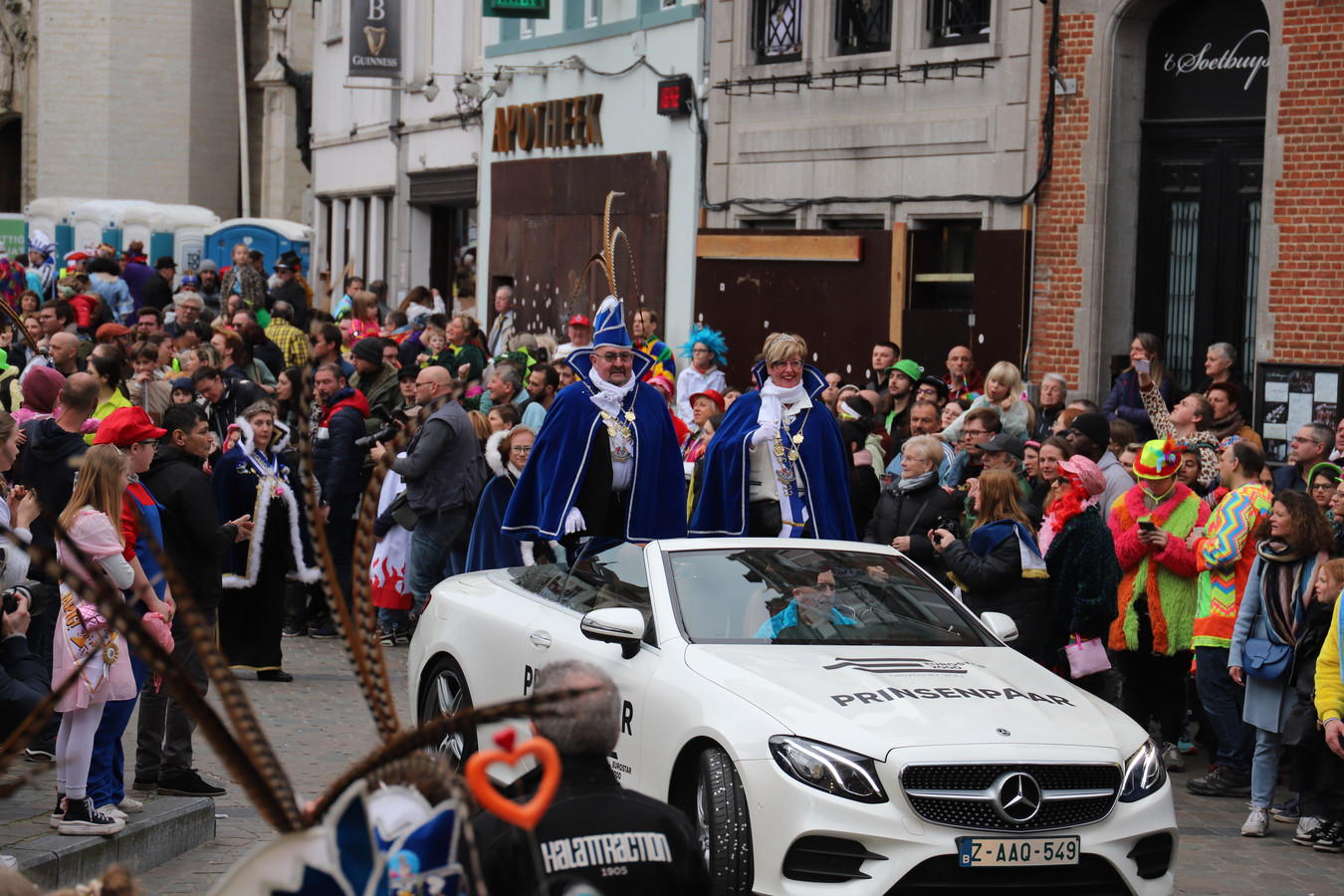 Carnavalisten verwelkomen hun nieuw Prinsenpaar op de Grote Markt ...