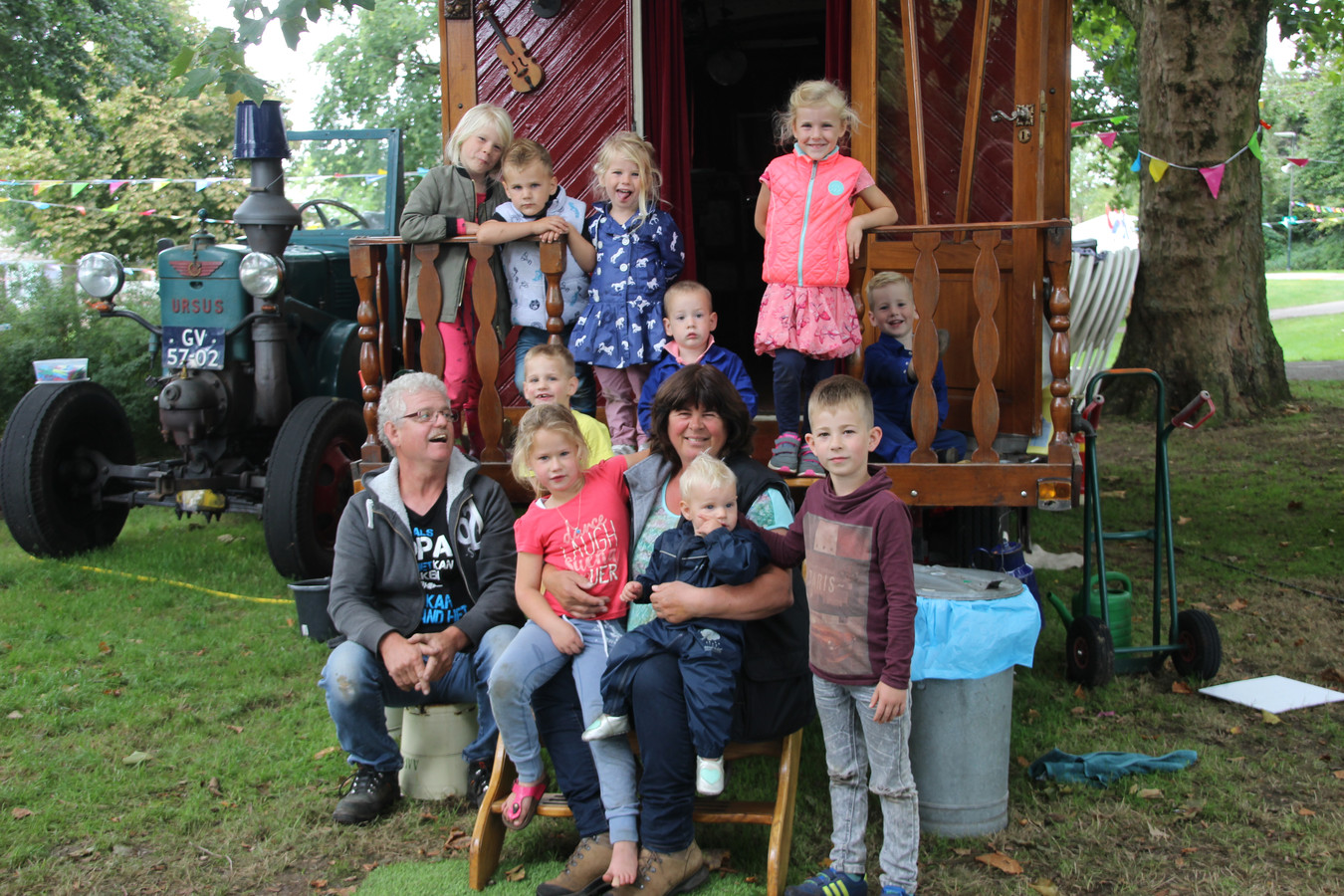 Wil en Lucia ‘van de zigeunerwagen’ koninklijk bedankt voor werk op ... Wil en Lucia ‘van de zigeunerwagen’ koninklijk bedankt voor werk op ...