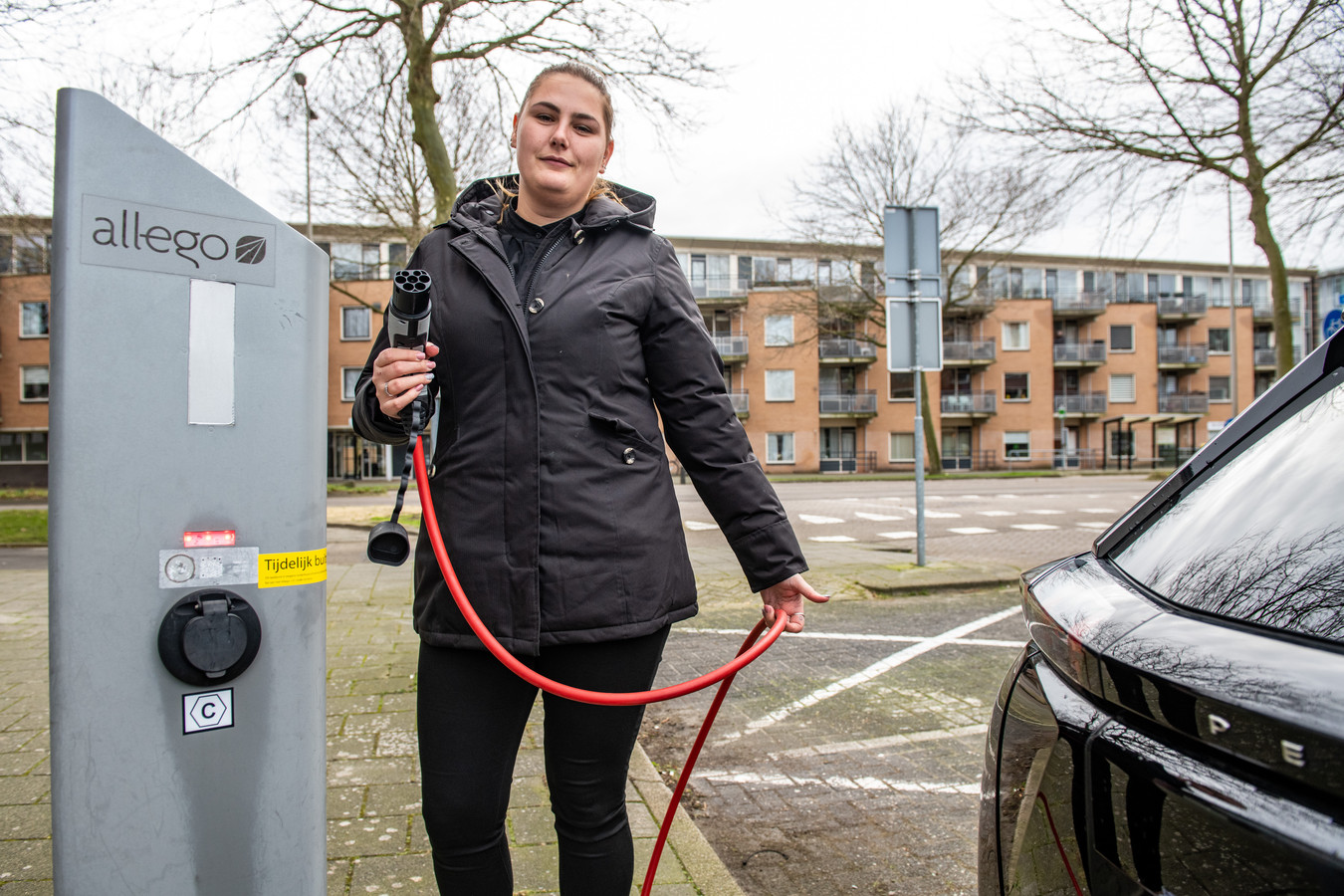 Stekkerauto opladen met eigen stroom? Dat moet makkelijker | Foto | AD.nl Stekkerauto opladen met eigen stroom? Dat moet makkelijker | Foto | AD.nl