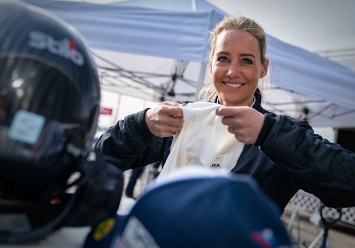 Anja van Loon gaat met een buggy als lesauto de woestijn van Tunisië in ...