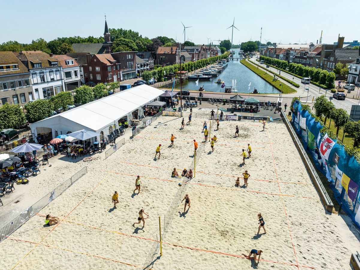 Savok Beach is terug waar het hoort: op het zand in Sas van Gent | Foto ...