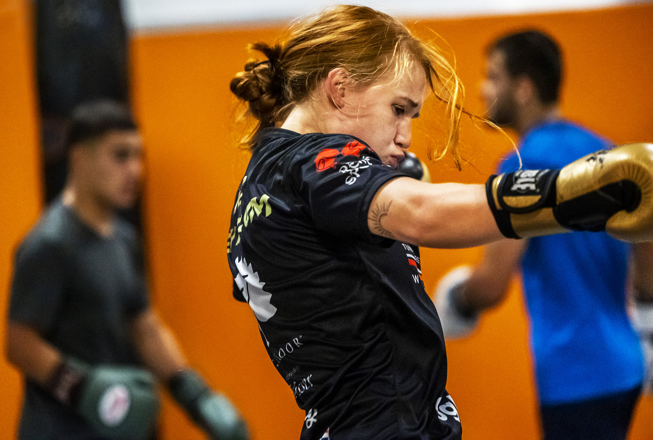 Overdag in de kinderopvang, ‘s avonds in de ring: Nina (21) is één van ...