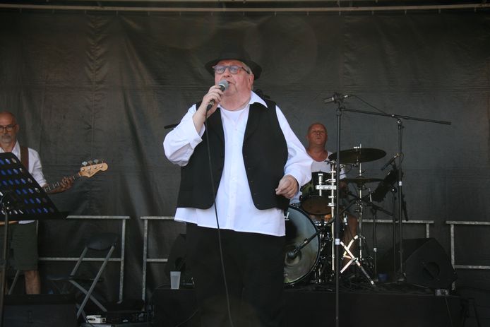 Luc Caals zingt Hazes voor Vlaanderen Feest | Zwalm | hln.be