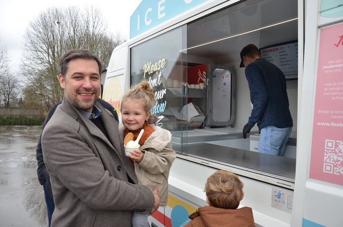 “17 graden op oudejaar? Dan rukken we uit met ijskar”: Foubert IJs pakt ...