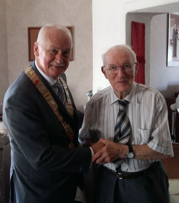 Henk was een meester in de Nederlandse taal en corrigeerde zelfs de ...