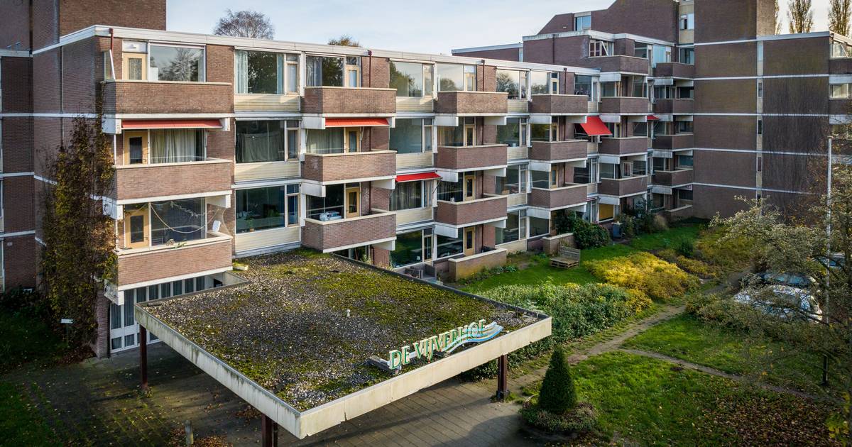 Bewoners van verouderd wooncomplex in Steenwijk moeten weg, maar proberen dat bij de rechter te ...