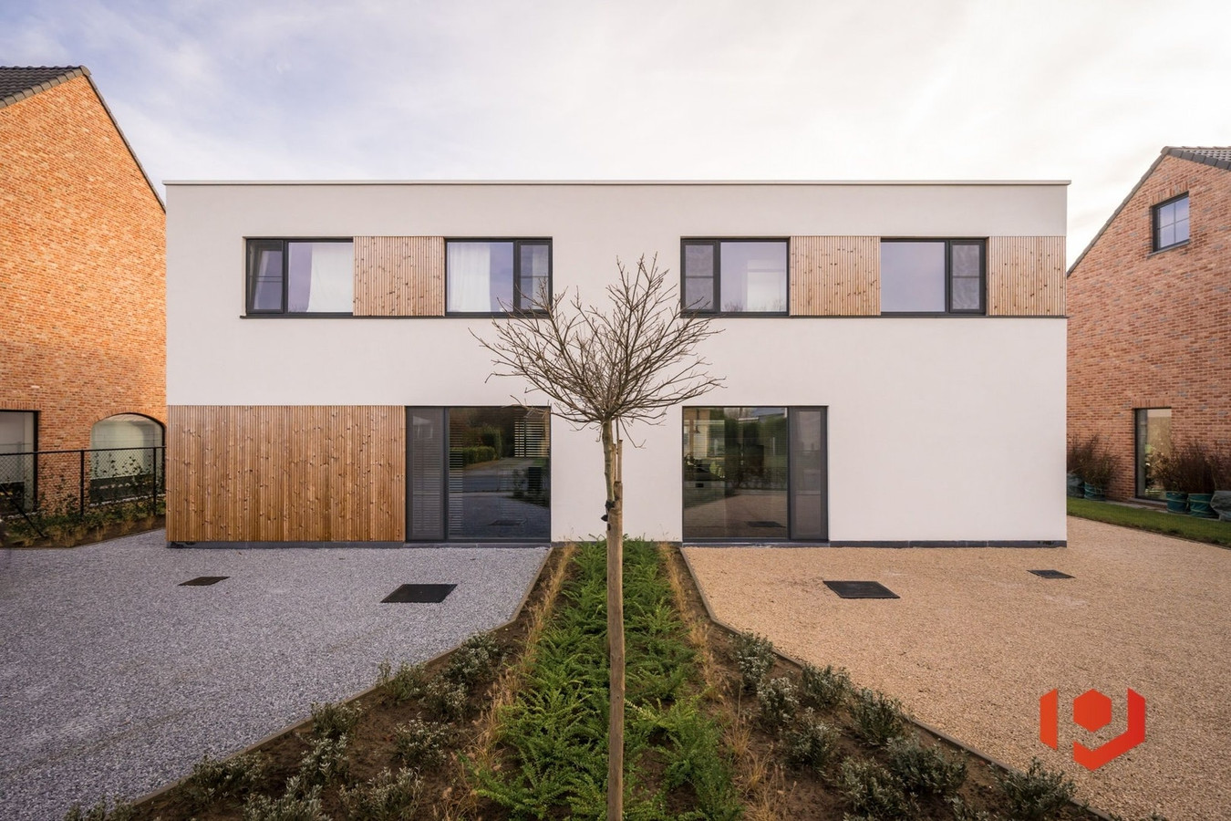 HUIZENJACHT. Waarschoot bij Lievegem: “Riante villa’s met veel grond ...