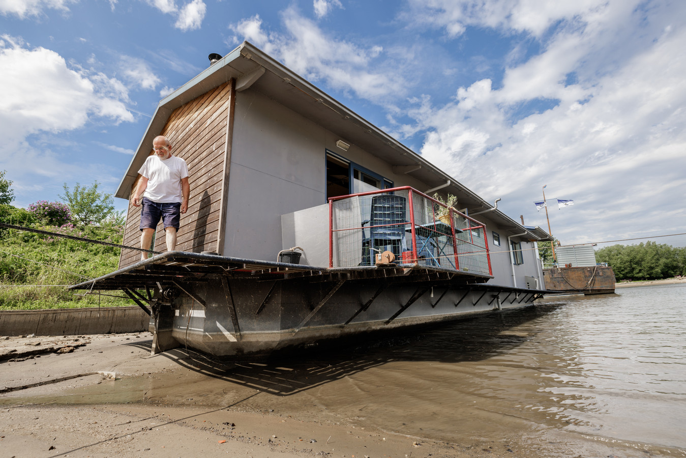 Arnhemse woonboten liggen mogelijk tot in najaar droog, eigenaren nemen ...