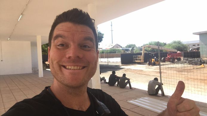 Lokeraar Geert aan de slag als productiemedewerker op Chanel-modeshow ...