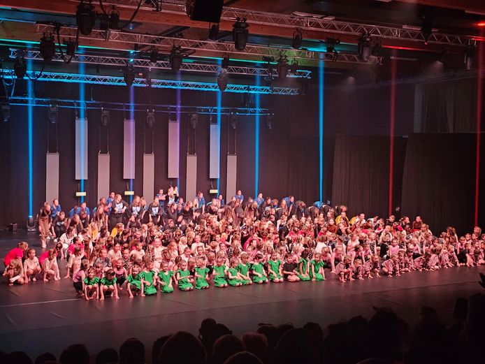 KIJK. Leden van Dansschool Dansa zetten prachtige show neer ...