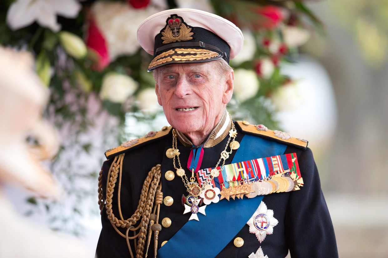 Prins Philip (1921-2021) was de schalkse steunpilaar van een verlegen ...