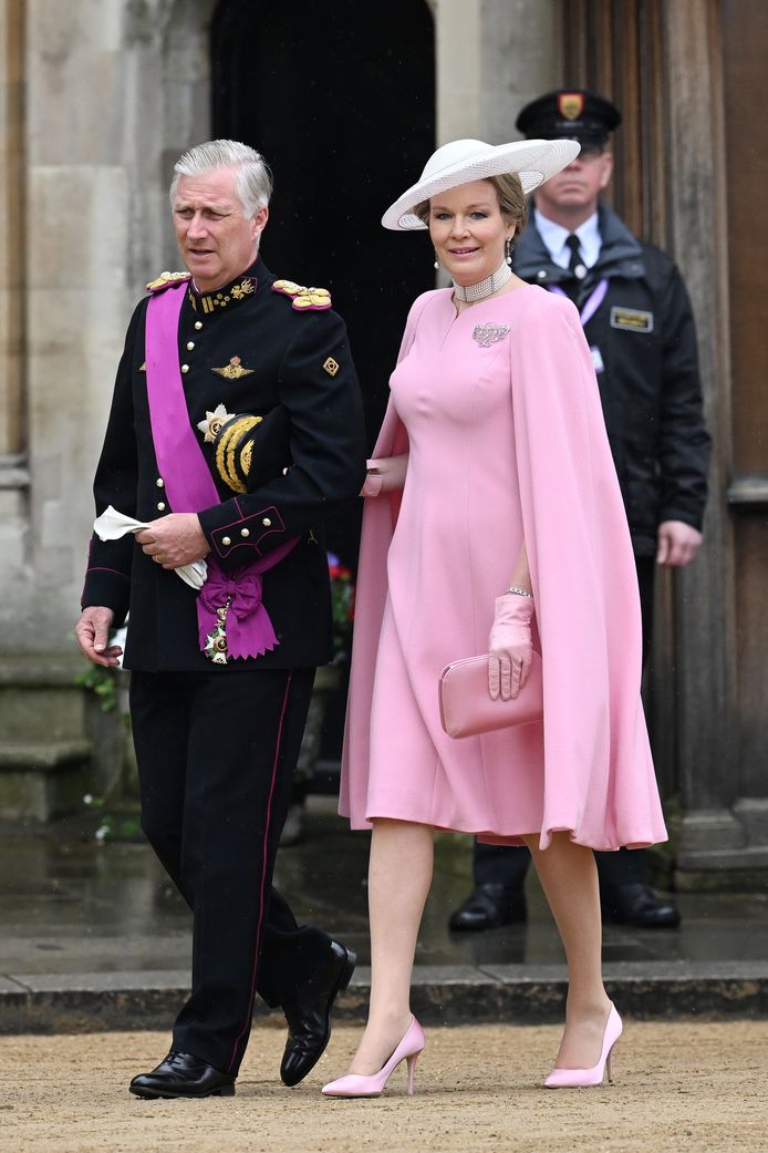 IN BEELD. Koningin Mathilde valt op in kauwgomroze capejurk, en bracht ...