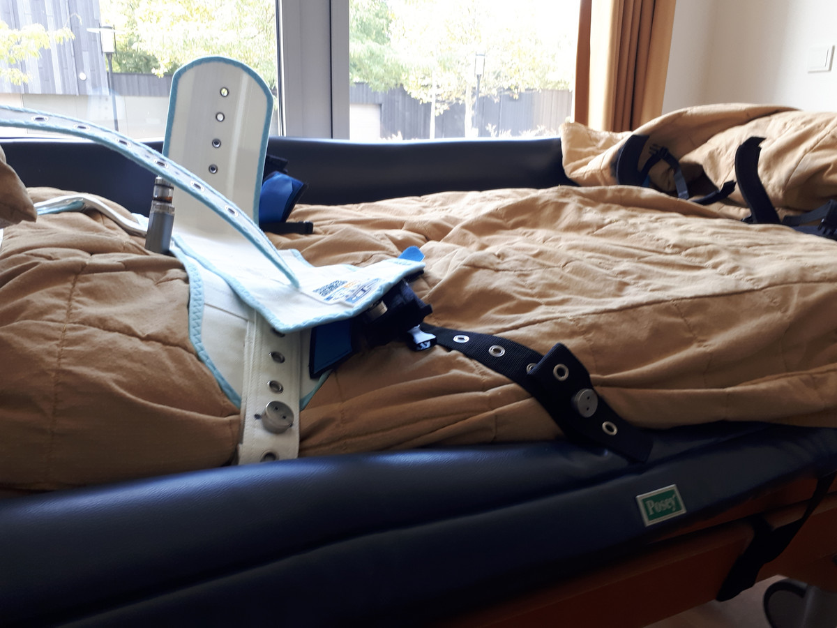 Noodkreet Om Anorexiapatiënte 19 Die Al 2 Jaar Vastgebonden Op Bed
