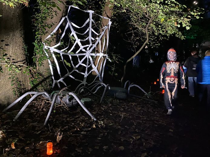 Spokentocht in Gentbrugge trekt duizenden enthousiaste, griezelende wandelaars | Gent | hln.be