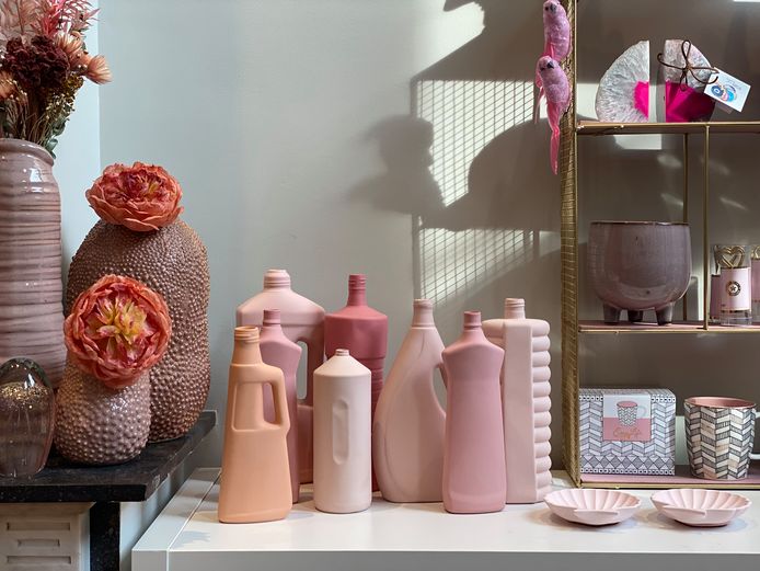 Winkel met enkel roze spullen viert eenjarig bestaan: “Gratis roze ...