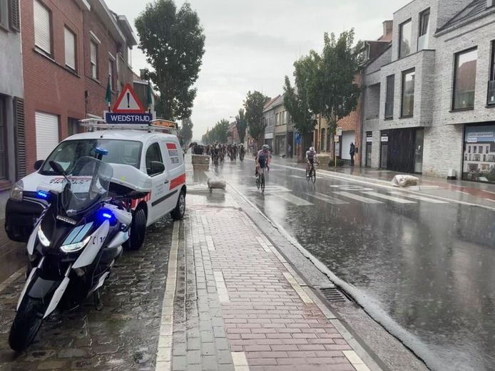 Grote Prijs van Geluwe na anderhalf uur stilgelegd door wolkbreuk ...
