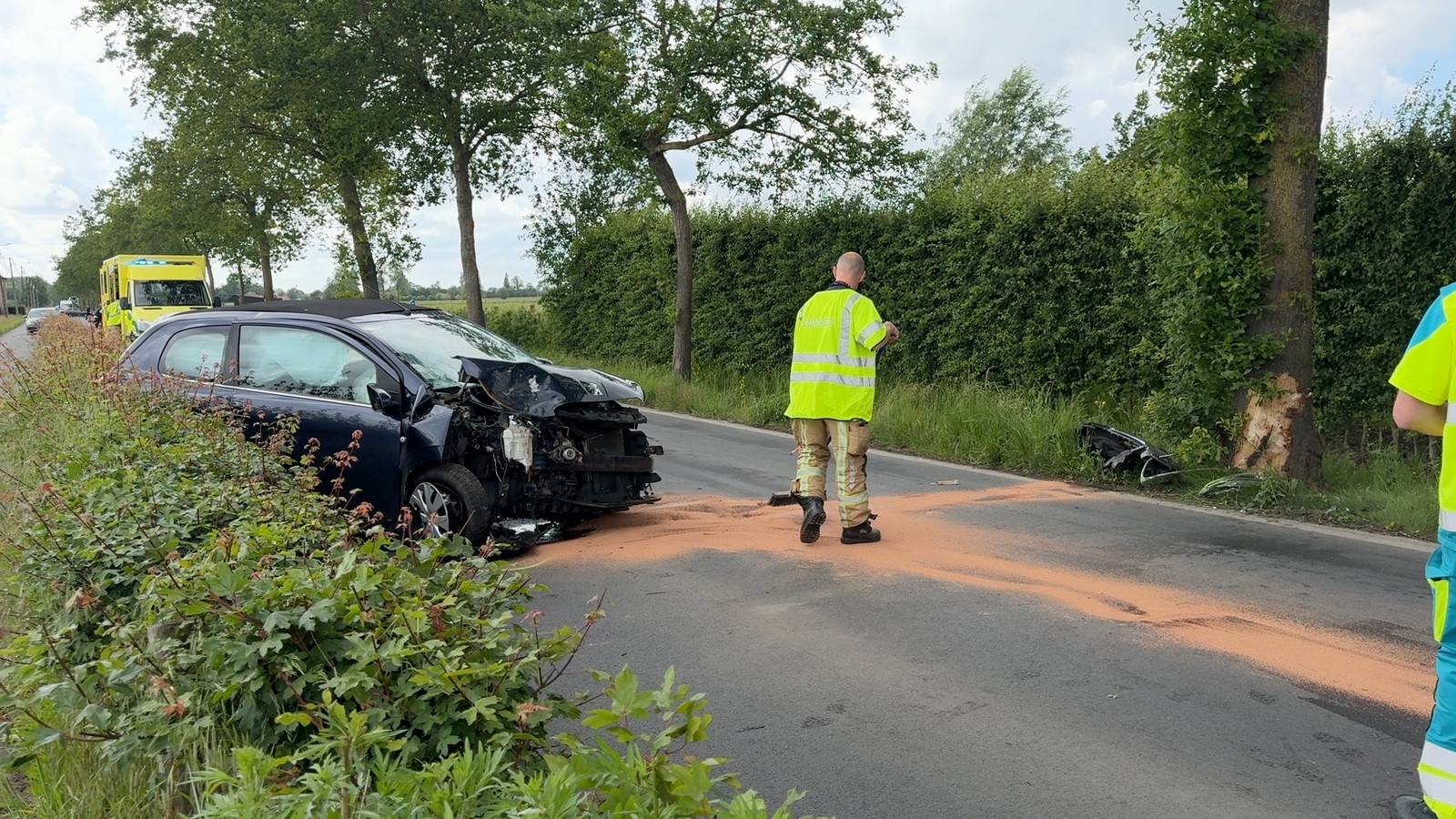 Vrouw (69) met MUG-helikopter afgevoerd na zware klap tegen boom in ...