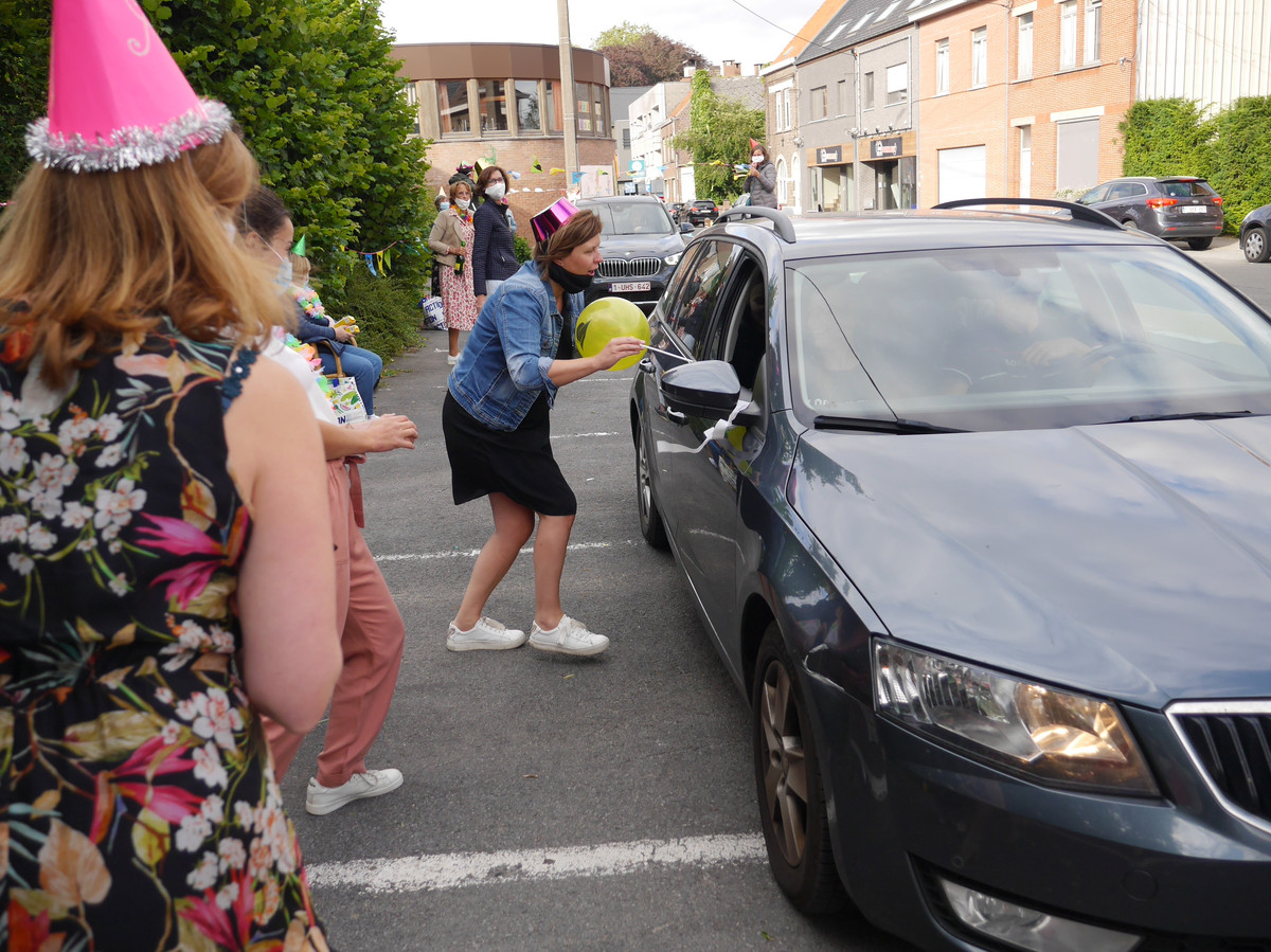 Zesdejaars nemen afscheid van KBO Bevere met drive-in proclamatie ... Zesdejaars nemen afscheid van KBO Bevere met drive-in proclamatie ...