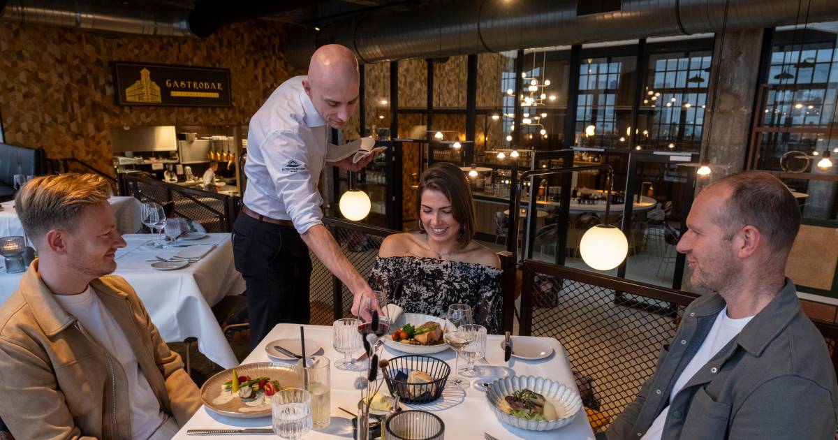 Wit tafellinnen en keurig opgemaakte bordjes bij De Timmerfabriek | Uit ...