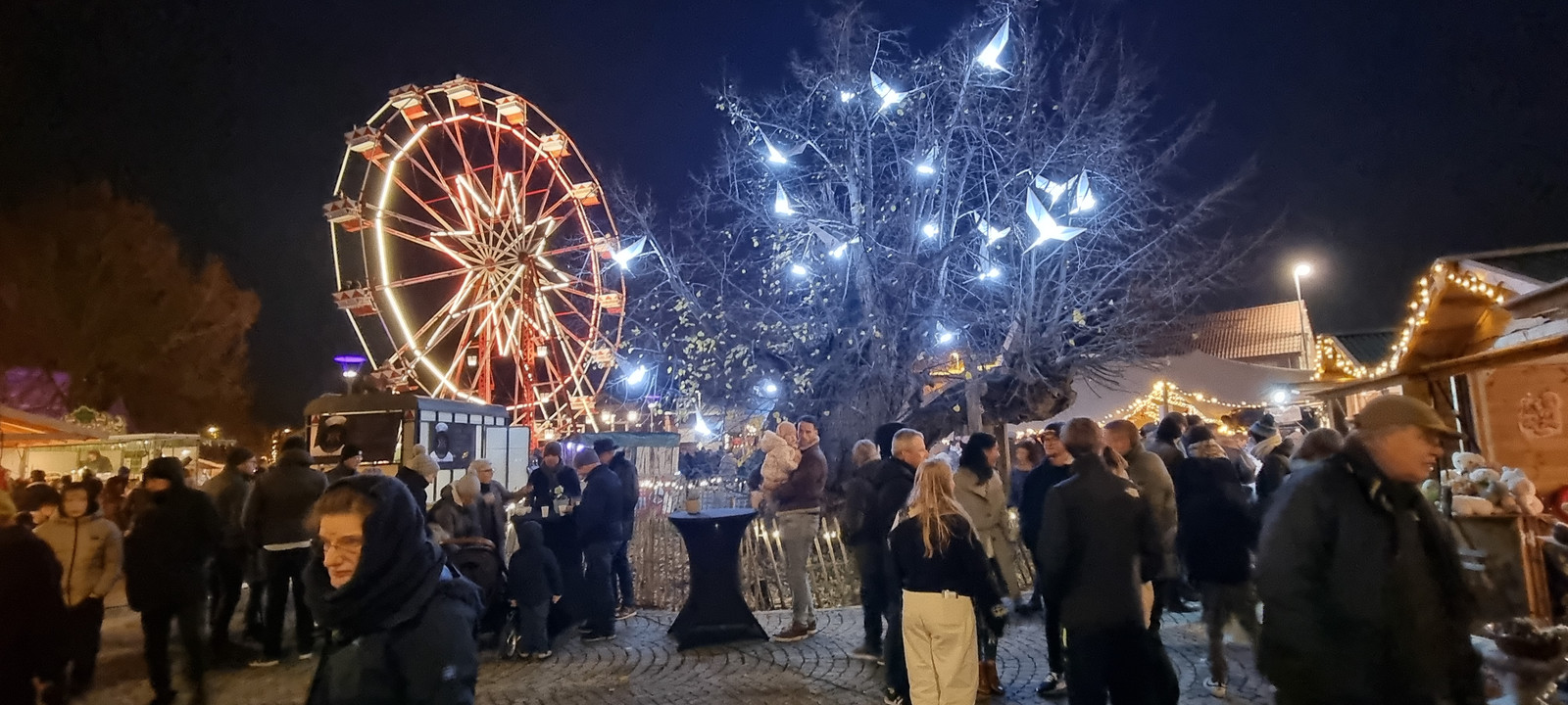 Reuzenrad en kerstdorp THOG op Dorpsplein Massemen | Foto | hln.be