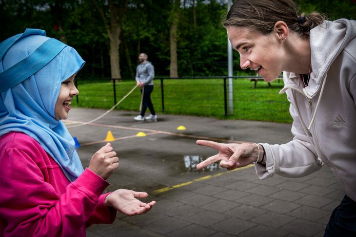Vivianne Miedema op bezoek bij azc in Assen: ‘Als topsporter kun je ...