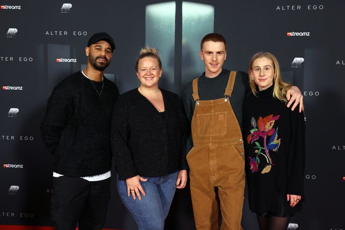 Danira Boukhriss voor het eerst met zwanger buikje op rode loper naast ...
