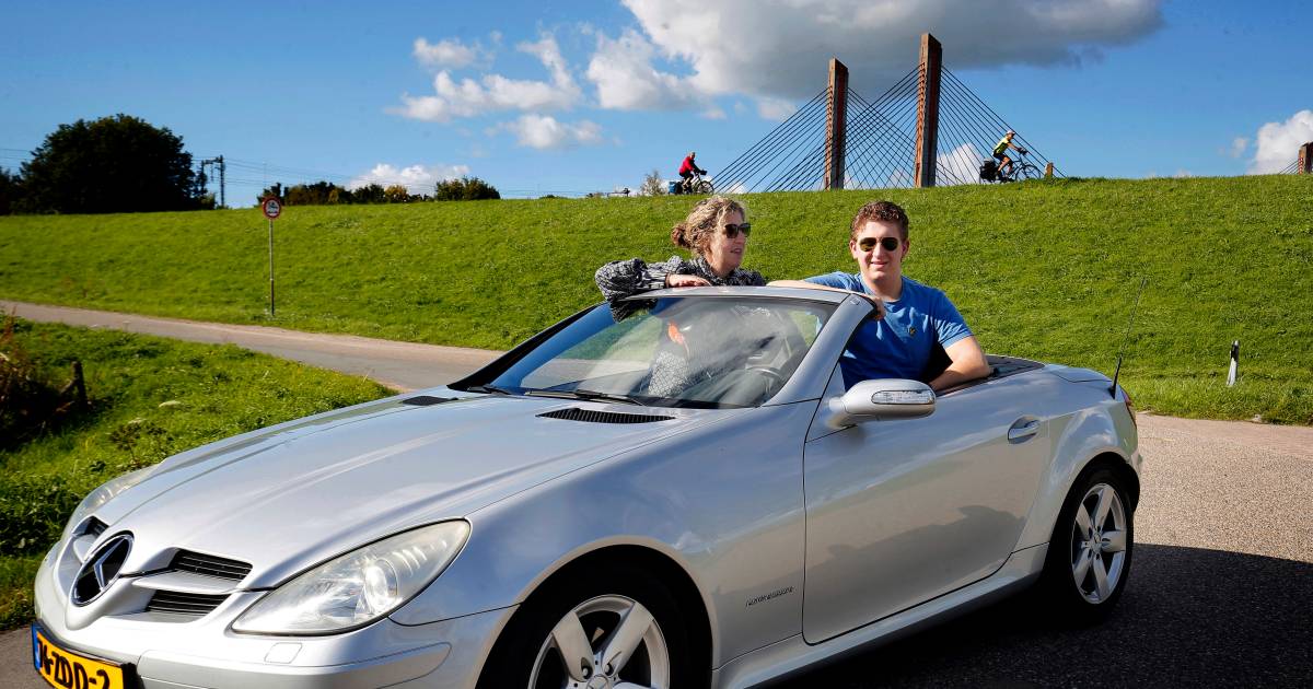 Deze hele familie is dankzij opa Cor (77) besmet met het Mercedes-virus ...